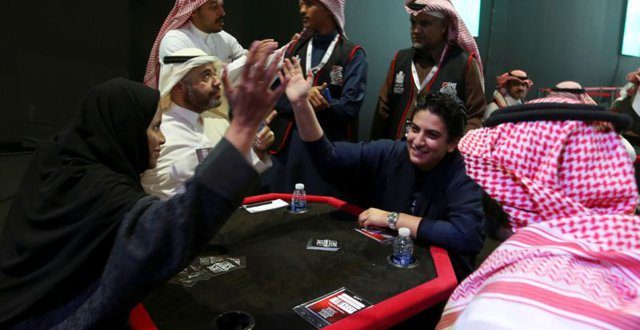Saudi women play cards with men for the first time! | gooyadaily