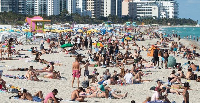 Spring Breakers in Florida beaches | gooyadaily