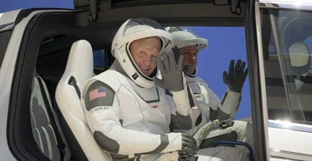 SpaceX sends its first astronauts into space in very stylish clothes ...