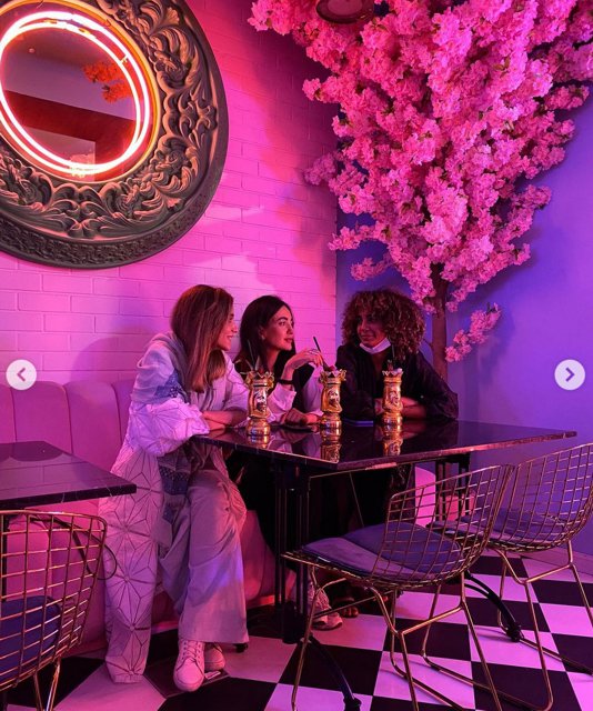 The Move On, Pink Cafe – gooyadaily